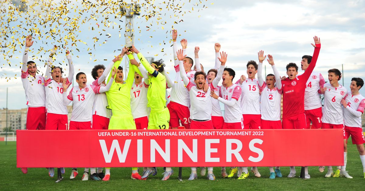 16-წლამდე ვაჟთა ნაკრები უეფას განვითარების თასის გამარჯვებულია ...